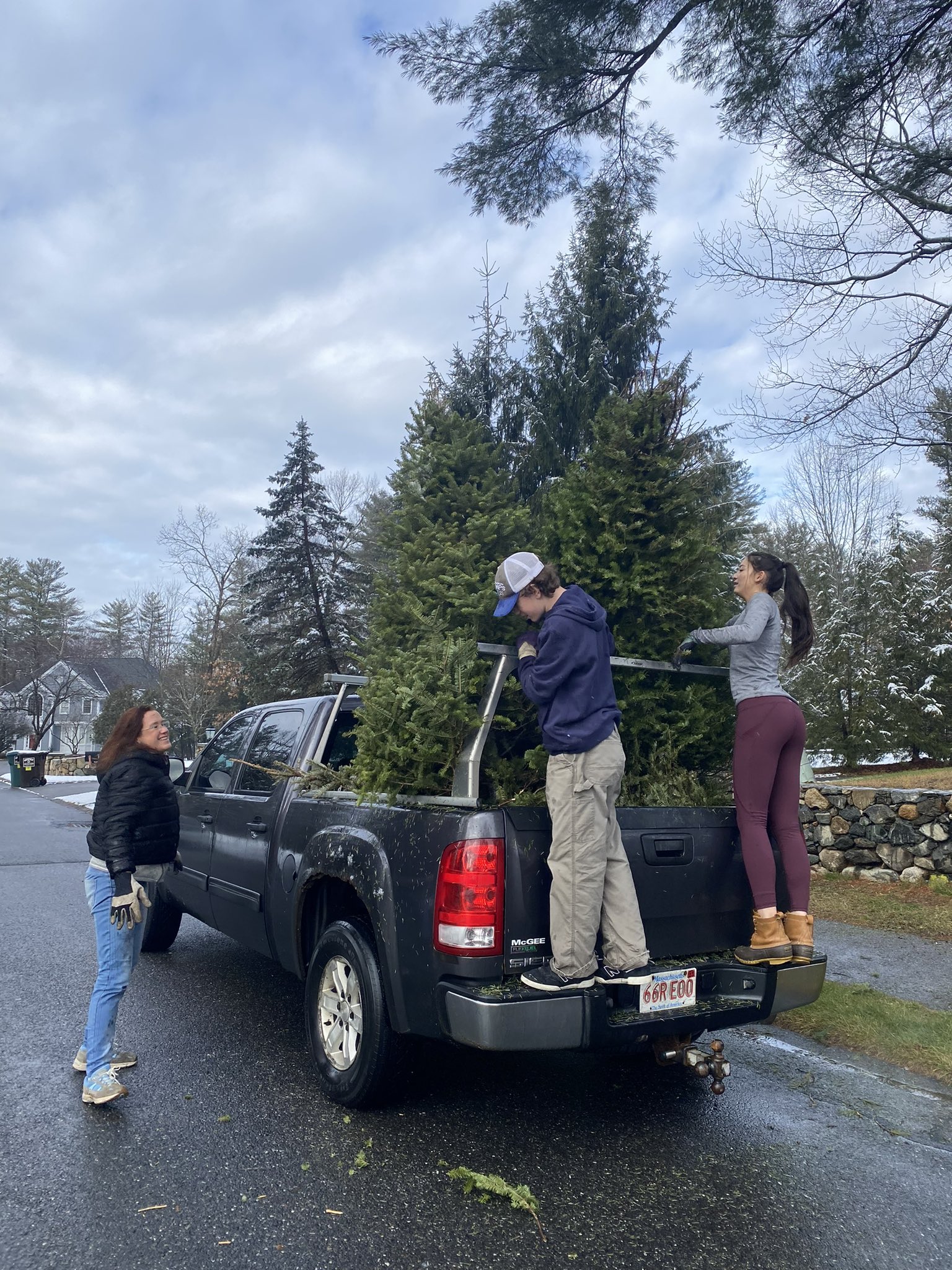 Lincoln Sudbury Girls Basketball Assist with Christmas Tree Pick Up | Team Up 4 Community